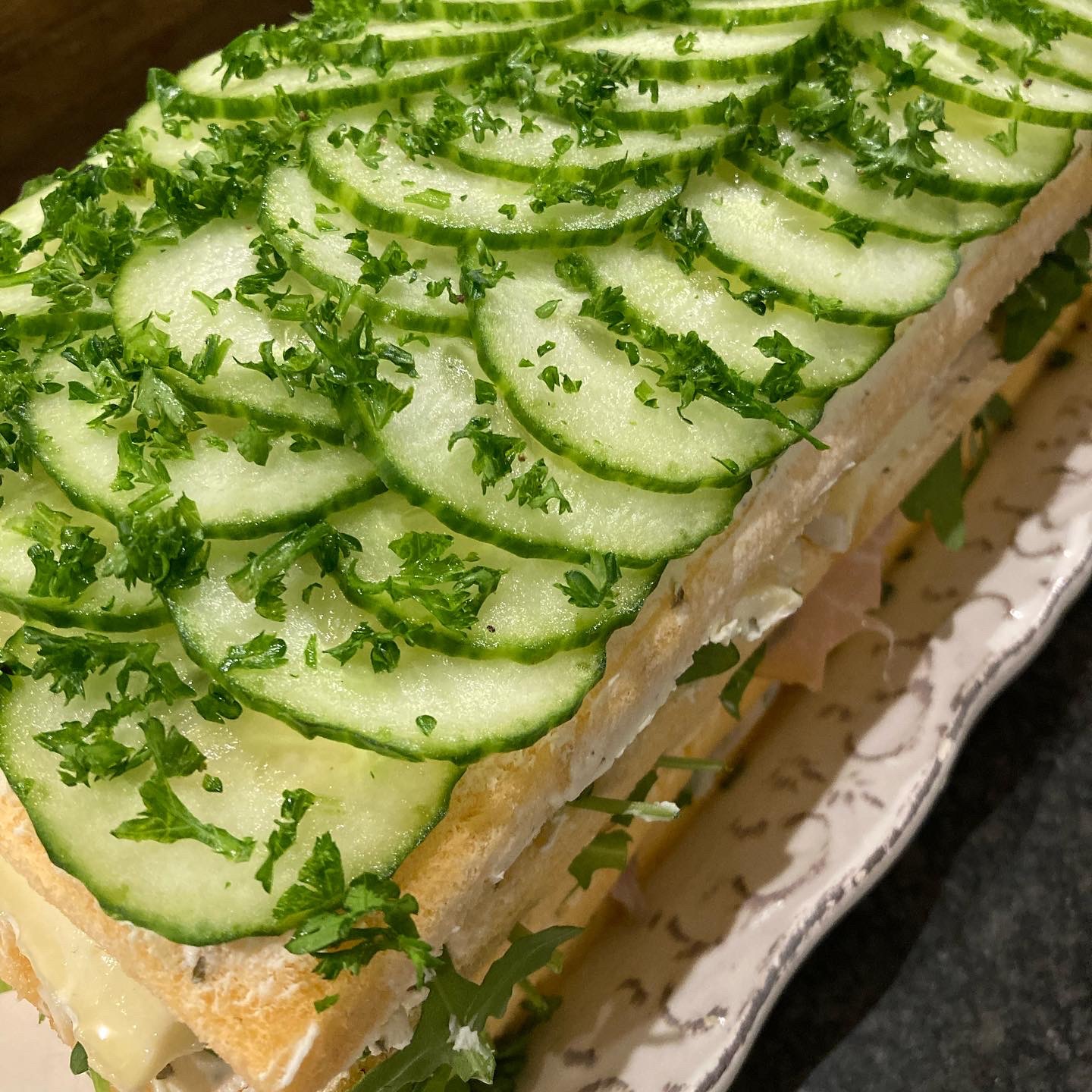Broodtaart Brie , Prosciutto , Rucola en Komkommer – etenvanlientje